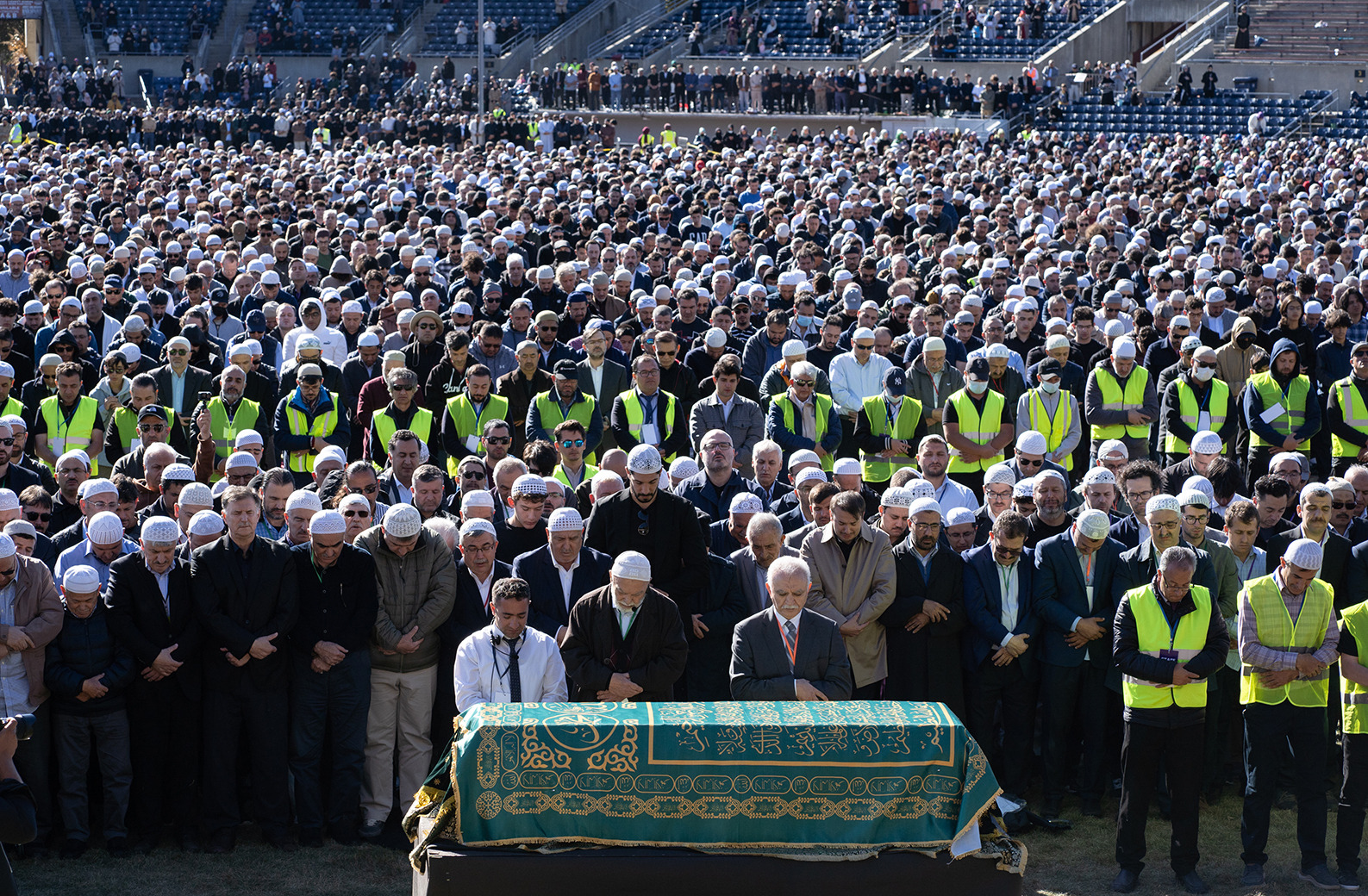 Peste 20.000 de persoane l-au condus pe Fethullah Gülen pe ultimul drum ...